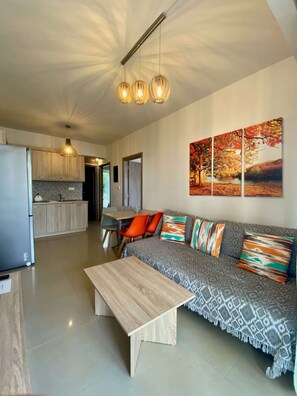 Apartamento de Luxo, 2 quartos | Sala de estar | Televisor LED 