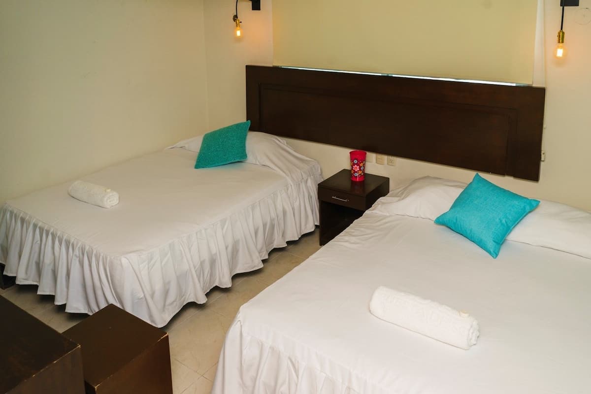Quarto triplo clássico | Cofres nos quartos, Wi-Fi de cortesia, roupa de cama