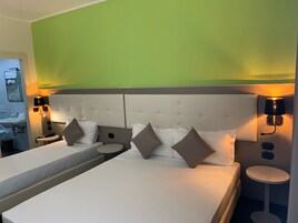 Quarto Triplo Standard, várias camas, não fumadores | Edredões de penas, minibar, cofre no quarto 