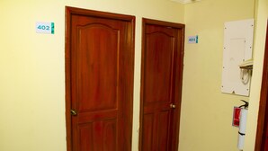 Duas portas de madeira com os números 402 e 401 na parede.