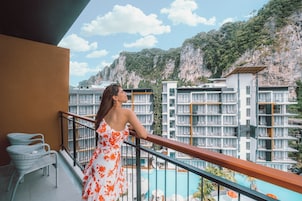 Deluxe Room with Pool View | Terraço/pátio