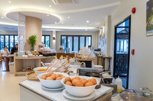 Pequeno-almoço tipo buffet diário (600 THB por pessoa) 