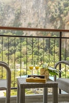 Deluxe Limestone Cliff View | Vista para a montanha