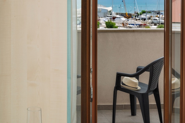 Cofres nos quartos, Wi-Fi de cortesia, roupa de cama