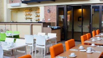 Pequenos-almoços servidos, cozinha local e internacional