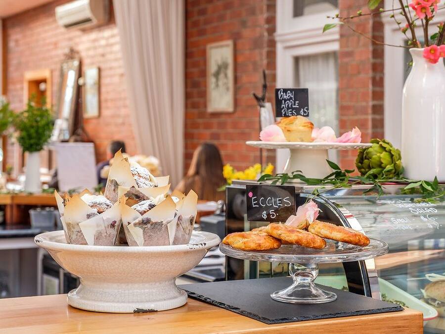 Exposição de doces numa pastelaria, com indicação de preços.
