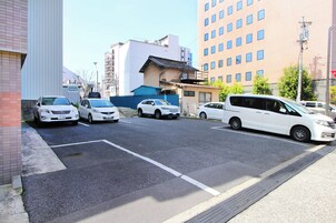Rua com carros estacionados e edifícios.