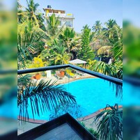 Piscina externa, funciona das 8h às 19h, guarda-sóis, espreguiçadeiras