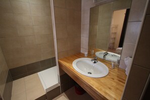 Quarto duplo | Banheiro | Chuveiro, produtos de toalete grátis, toalhas de banho 
