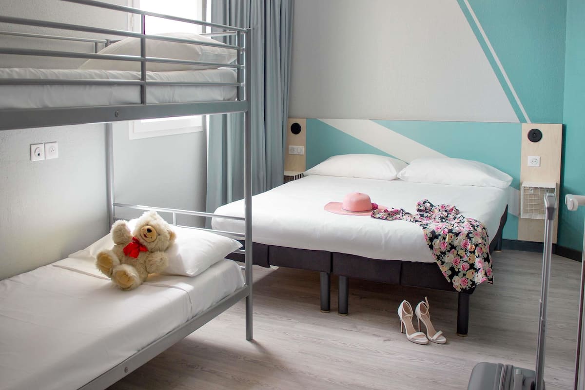 Quarto standard, várias camas | Individualmente mobiliados, Wi-Fi de cortesia, roupa de cama