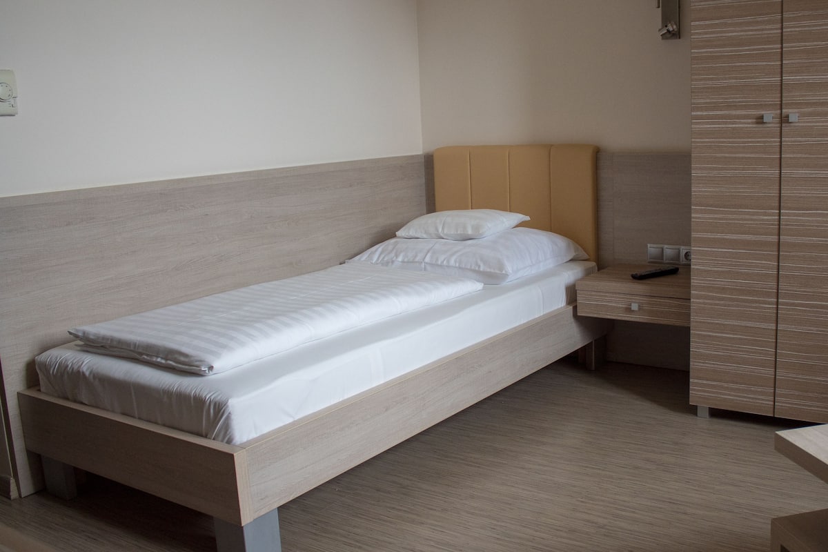 Minibar, cofre com capacidade para portátil, quartos insonorizados