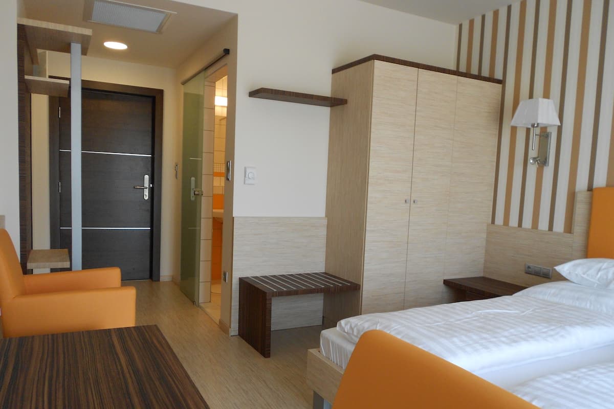 Quarto Duplo Standard | Minibar, cofre com capacidade para portátil, quartos insonorizados