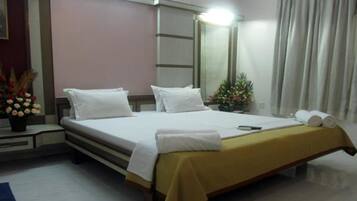 Quarto Deluxe | Cofre no quarto, secretária, cortinas/cortinados opacos