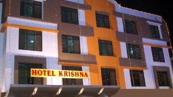 Fachada do alojamento (tarde/noite)