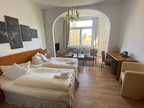 Quarto Familiar | Sala de estar | Televisor de ecrã plano de 19 polegadas com canais por cabo, televisor 