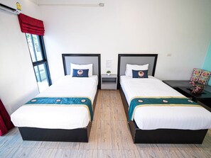 Quarto duplo standard, 2 camas de solteiro | Espaço de trabalho para notebook, cortinas blackout, roupa de cama