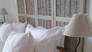 Escrivaninha, quartos à prova de som, ferros/tábuas de passar roupa