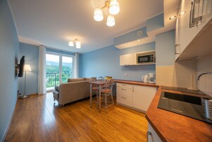 Apartamento família, 1 quarto, vista para a montanha | Sala de estar | TV de tela plana