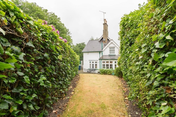 Holiday Home Of The Month Finchley Sleeps 4 - Caledon