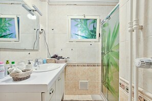 Quarto casal (La Romance) | Banheiro | Secador de cabelo, toalhas de banho