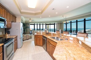 Condo, várias camas (Phoenix West 1001) | Cozinha privada | Geladeira, micro-ondas, fogão, cooktop