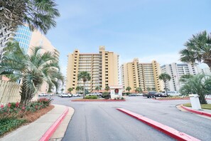 Condo, várias camas (Summer House 904B) | Estacionamento | Estacionamento grátis sem manobrista