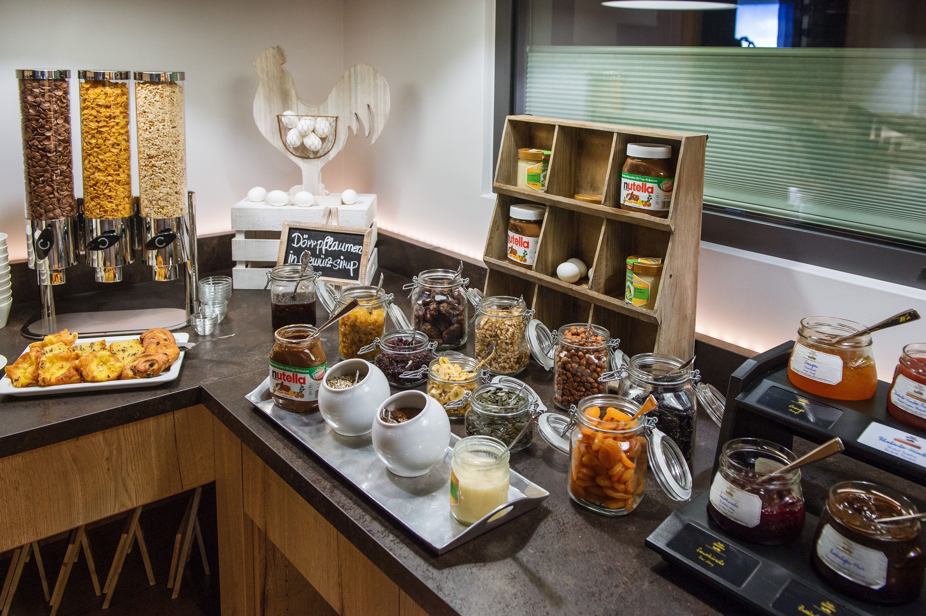 Pequeno-almoço tipo buffet diário (23.50 EUR por pessoa) 