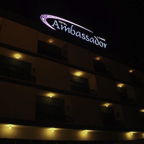 Fachada do alojamento (tarde/noite)