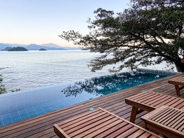 Piscina externa, espreguiçadeiras