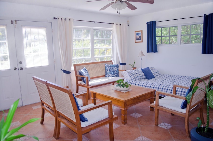 Amplia Villa De 4 Dormitorios, En Un Precioso Canal, Con Vistas A La Playa Y Al Océano - Freeport