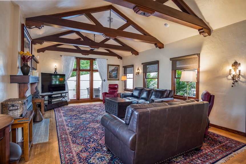 Premier Town Villa In The Yosemite Area With Hot Tub, Patios And Sport Court - Mariposa, CA