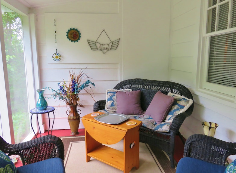 Secret Gardens Carriage House - Virginia