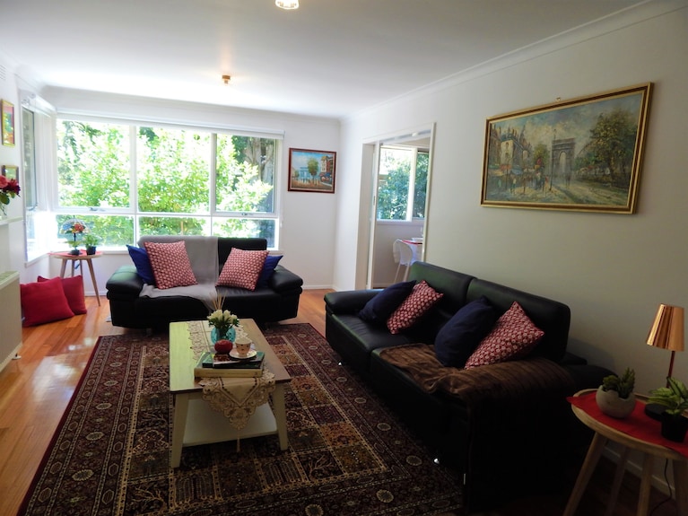 Laurel House, Peaceful Suburban Retreat In The Heart Of Leafy Blackburn. - Melbourne