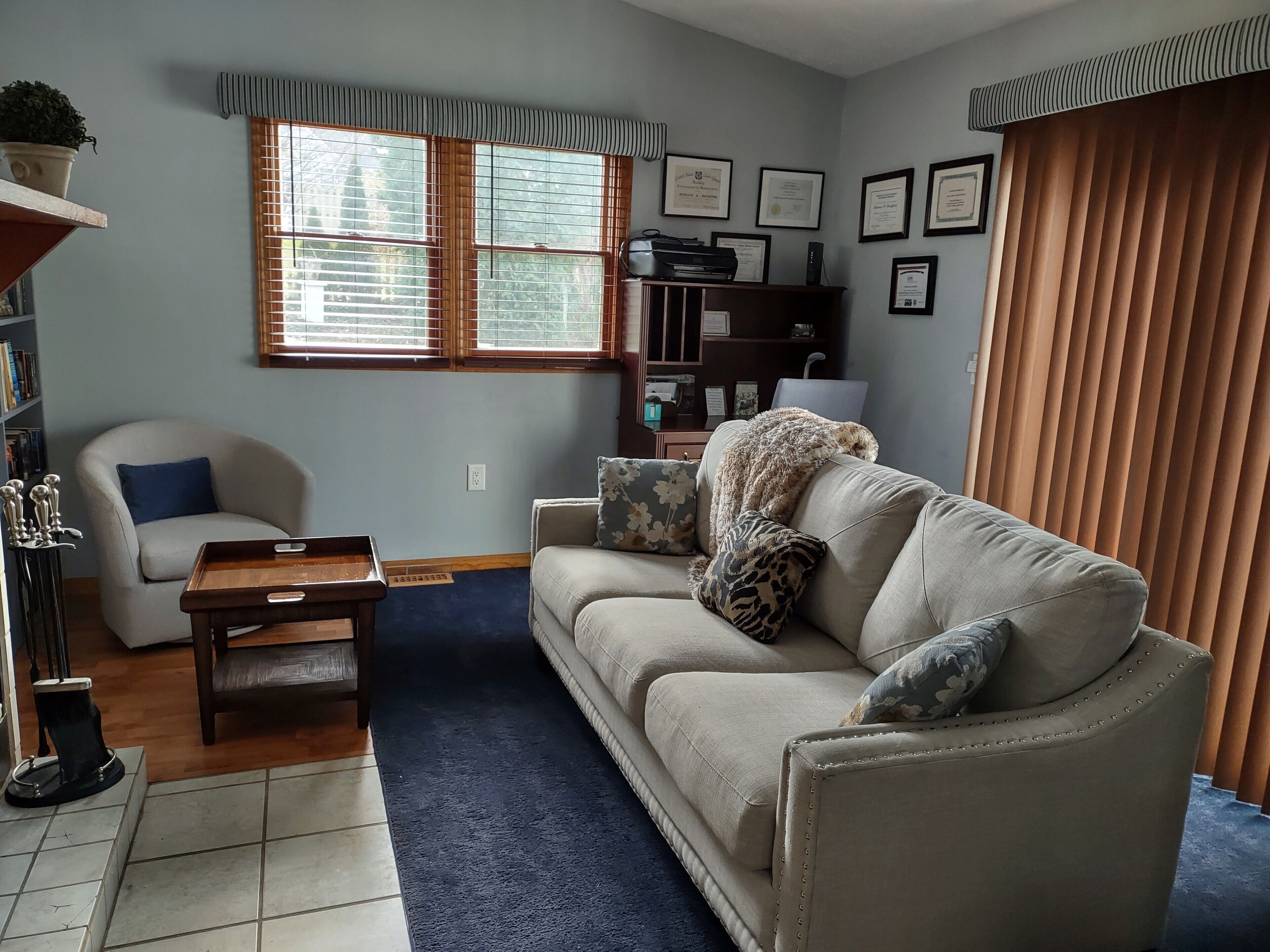 Only Deluxe Home On The Hill, Heated Pool, Walk To Town, Fireplace, Pets Ok - Douglas, MI