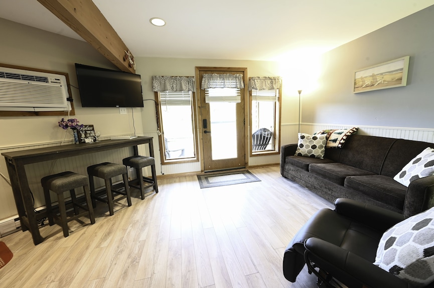 1 Bdrm. 1 Bath. New Mattress, Mountain View! Close To Lakes, Pool. - Michigan