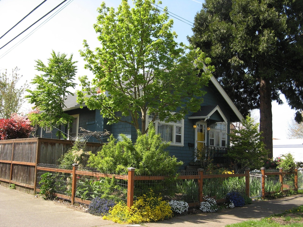 Location! Location! Location! Easy Access To Everything Eugene, Arts To Outdoors - Springfield, OR