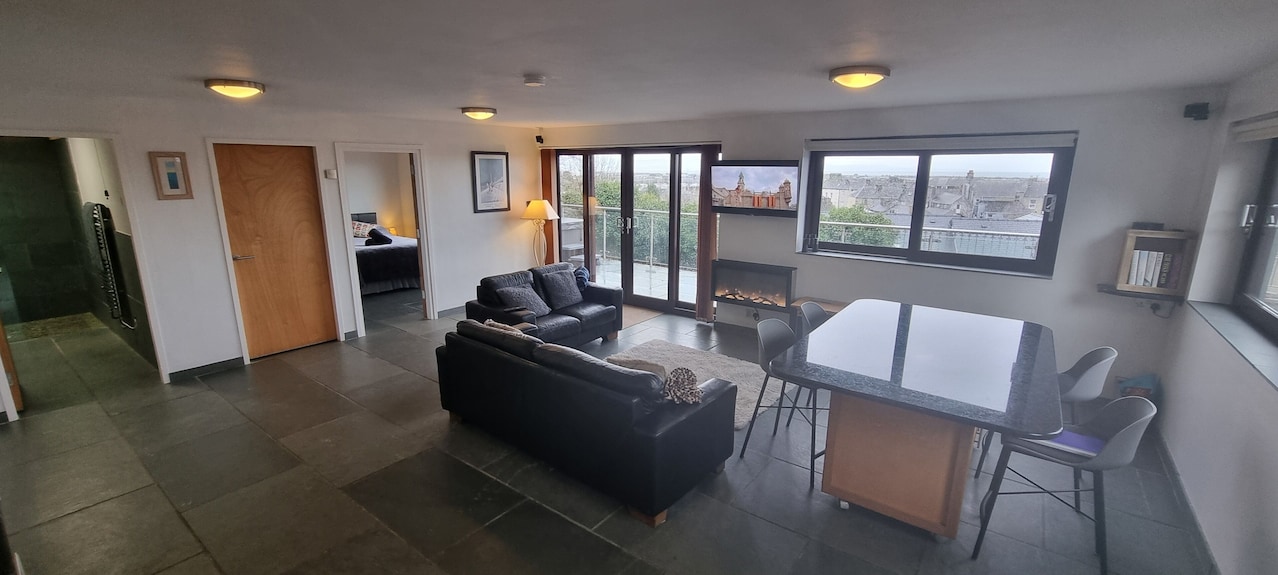 Dog Friendly Villa With Hot Tub Overlooking The Town With Sea And Mountain Views - North Wales