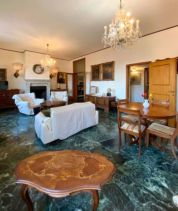 Dans Le Centre De Bologne Avec Des Meubles Prestigieux Et Des Pièces Antiques D'art - Aéroport de Bologne (BGA)