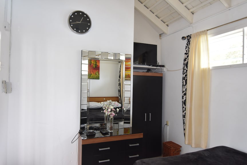 Comfy Bedrooms Minutes Away From Beach, Free Wifi, Spa Hut, Bbq,24-hour Security - Caribbean