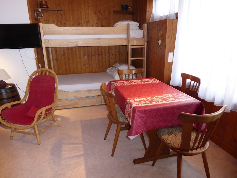 In La Clusaz, Large, Quiet, South-facing Studio Just 3 Minutes' Walk From The Ski Lifts. - Haute-Savoie
