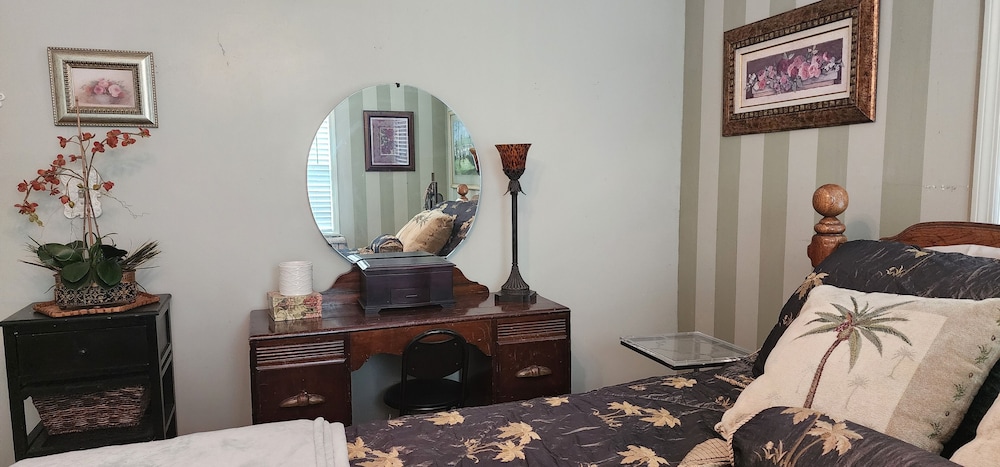 Pet & Golf Cart Friendly...short Walk To Ocean Drive - North Myrtle Beach, SC