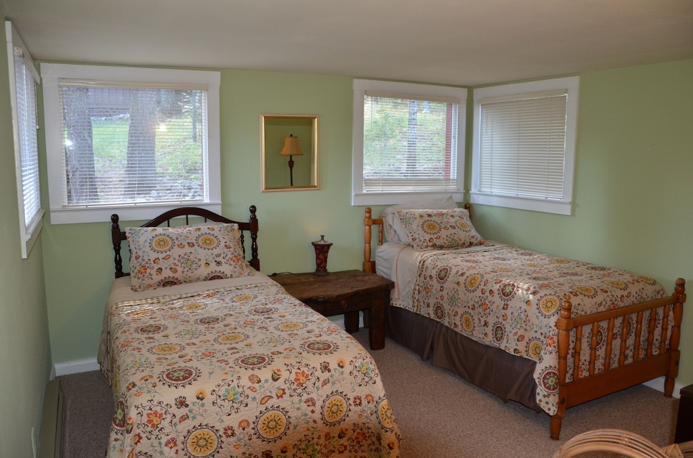 Cozy 3 Bedroom 2 Bath Historic Cabin Retreat Perfect Location! - Cloudcroft, NM