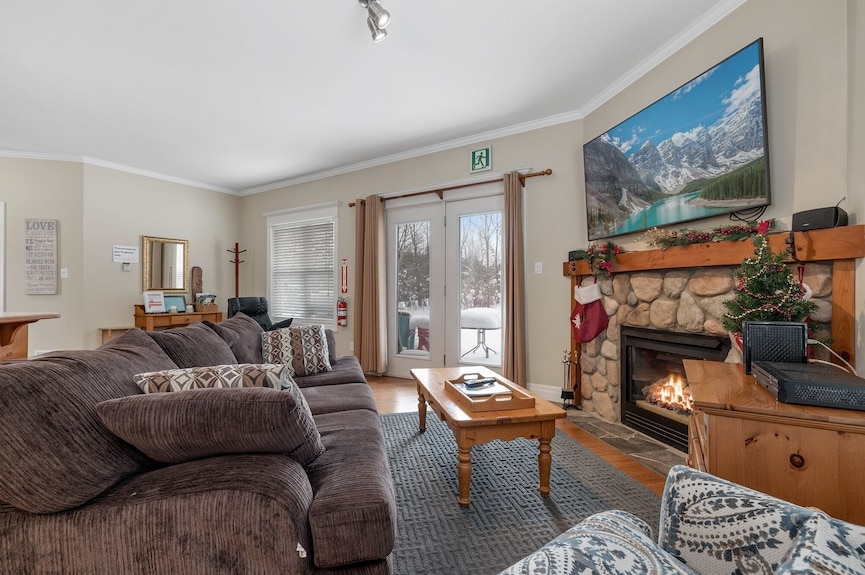 Cozy 2 Bedroom Condo Sleep 6, Bottom Unit Access. - Ontario