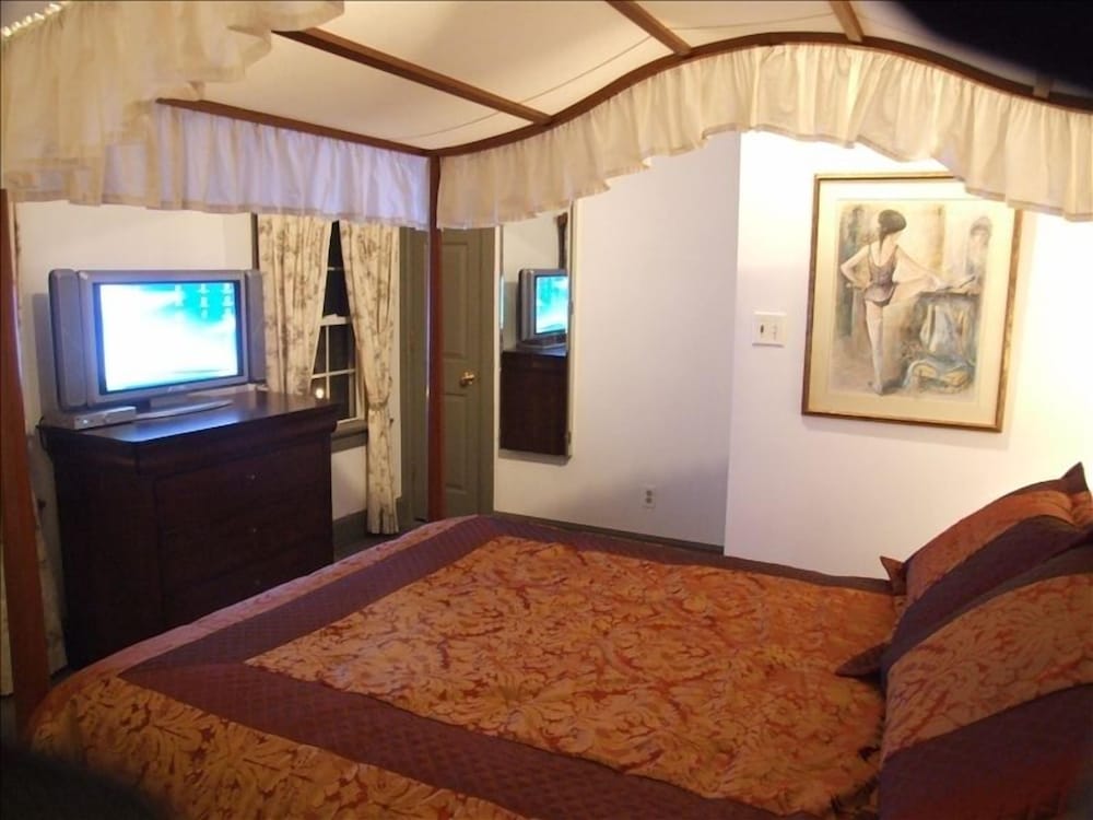 Cottage On Historic Gentleman's Farm - Water World, Phoenixville