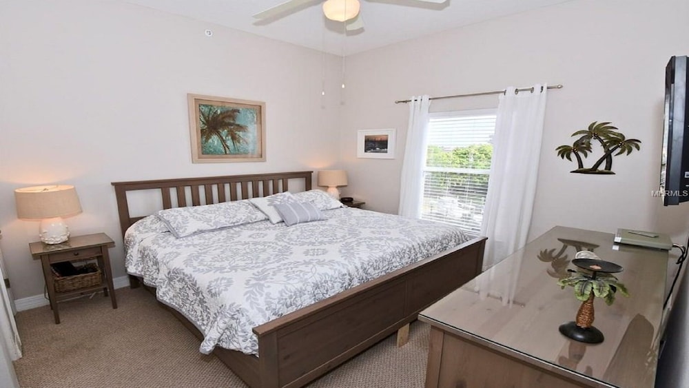 Beautifully Updated Madeira Bay Resort Unit 401 - Steps From Sand And Fun! - Madeira Beach, FL