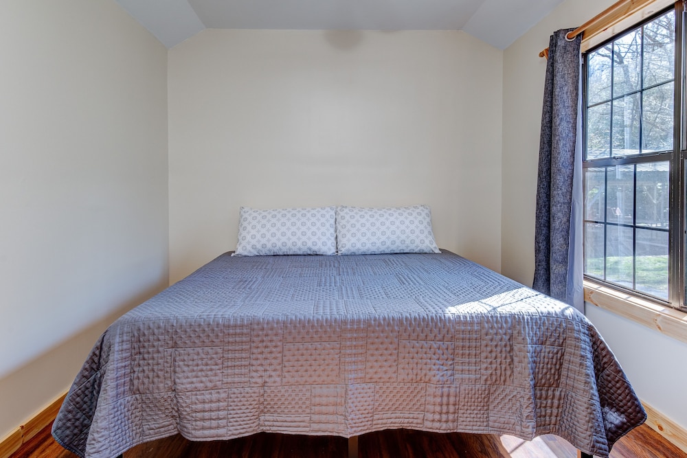 A Cozy Cabin Right In The Heart Of Maggie Valley! - North Carolina