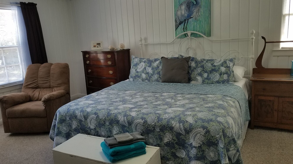 Breathtaking Waterway Views. 1br. 1bath. Kitchen. Porch. 2 Person. A+ Views - Ocean Isle Beach, NC