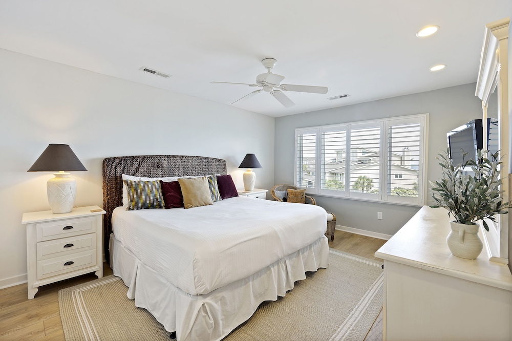 Prime Resort Location! Beachside, Ocean View, Pool Access! - Isle of Palms, SC
