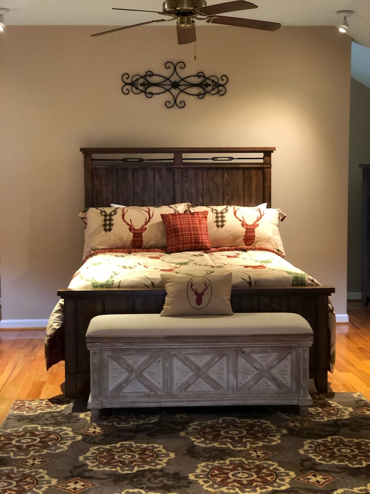 Unique 75 Year Old Converted Barn With Beautiful Loft Bedroom. - Greenville, SC