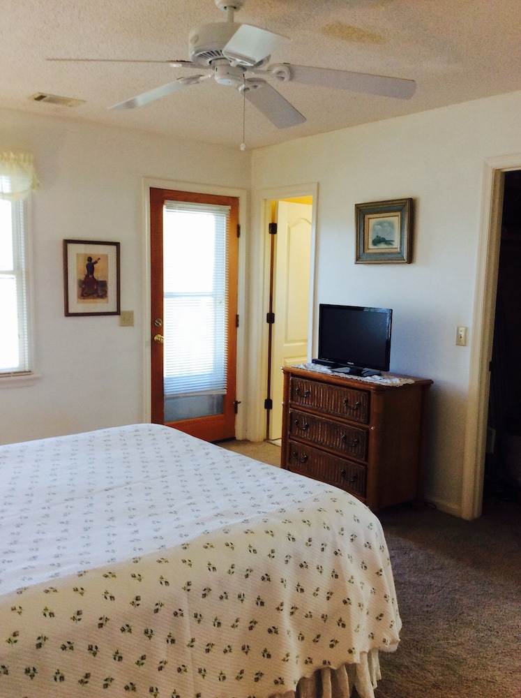 A Chance For Total Relaxation, Beautiful Sunsets, Beach, Pool, & Golf Access! - Nags Head, NC